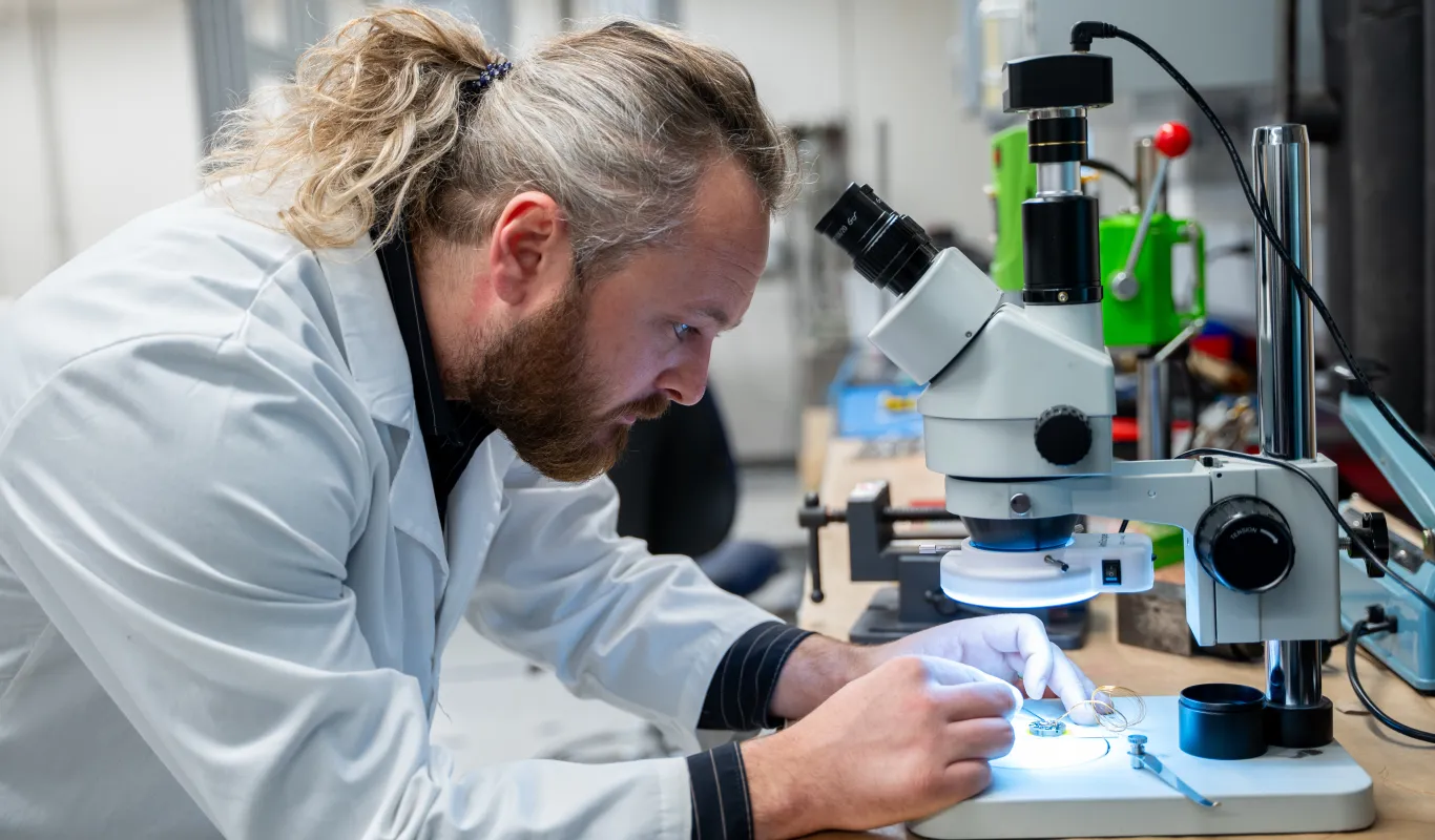 For Zack Rehfuss, high-pressure physics makes diamonds | Arts & Sciences